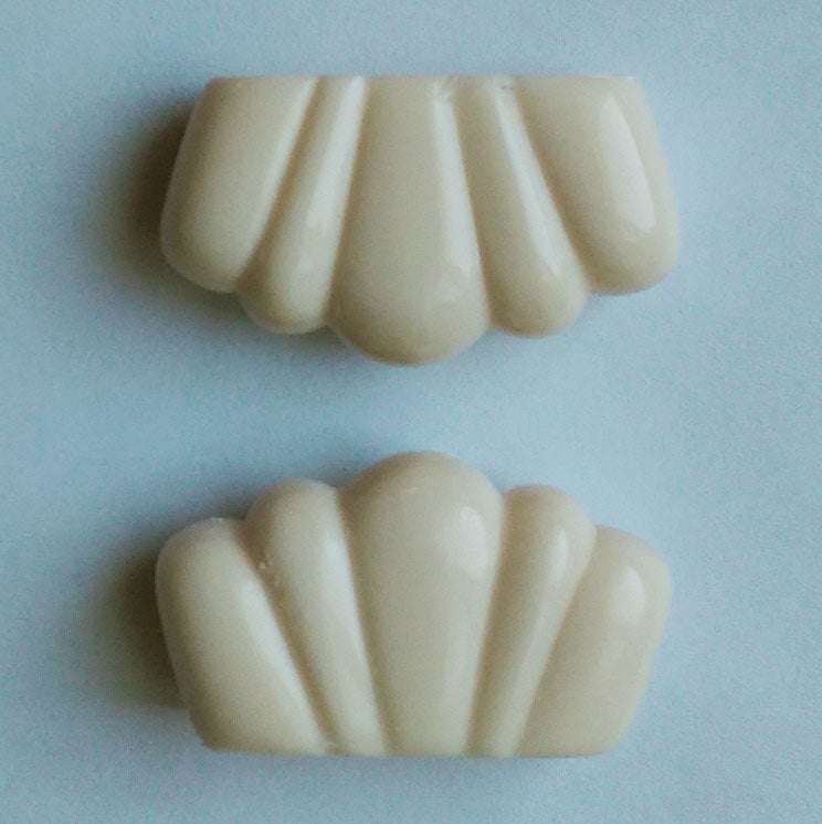 Acrylic Scallop Shell End Caps | D.E.L.S. Nantuckets